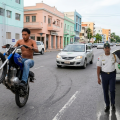 ¡Por andar calibrando! Detienen motorista y aplicarán sanciones