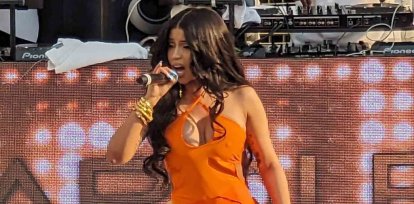 El micrófono que Cardi B arrojó durante un concierto es subastado por ...