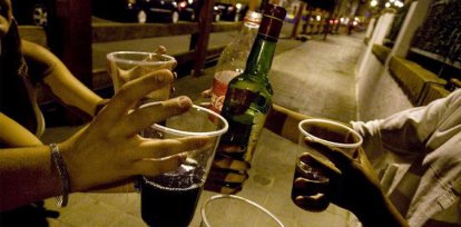 Distrito de Tokio prohibirá beber alcohol en la calle de forma permanente