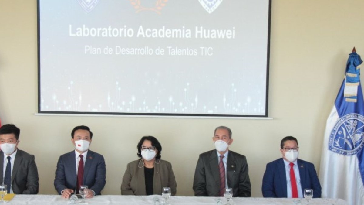 UASD y Huawei inauguran academia TIC