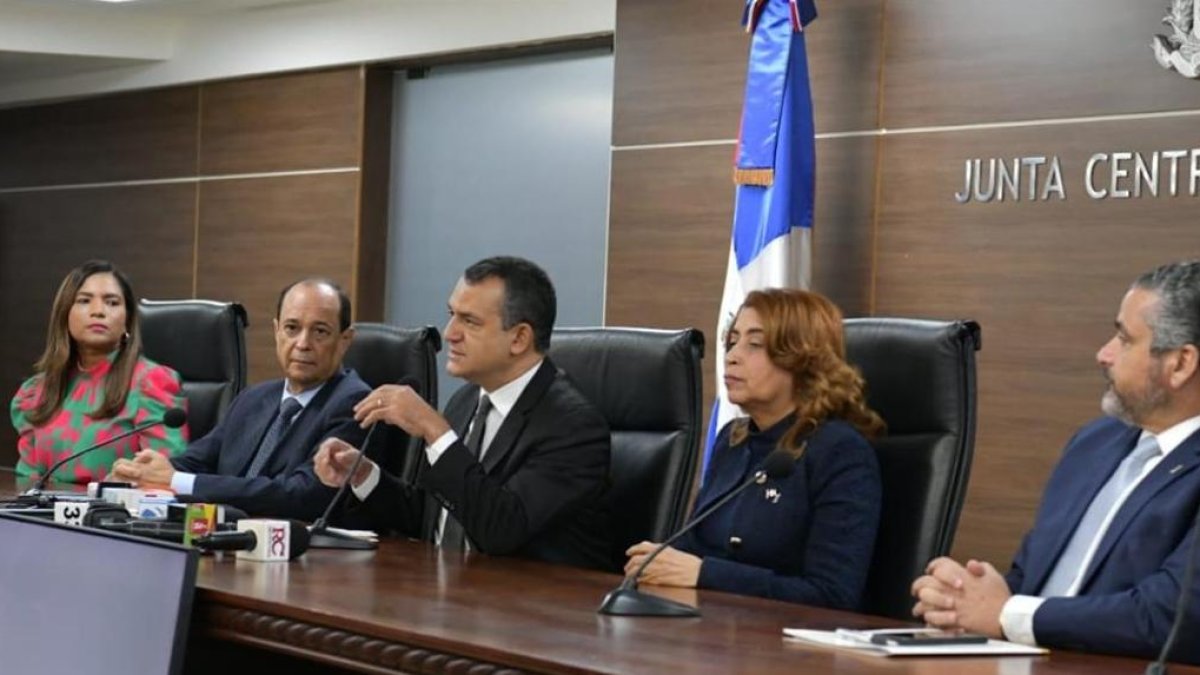 JCE prohíbe caravanas y propaganda partidos