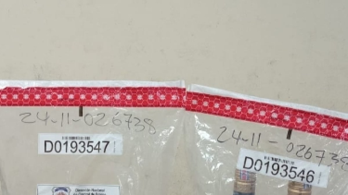 Ocupan en AILA 3 botellas llenas cocaína