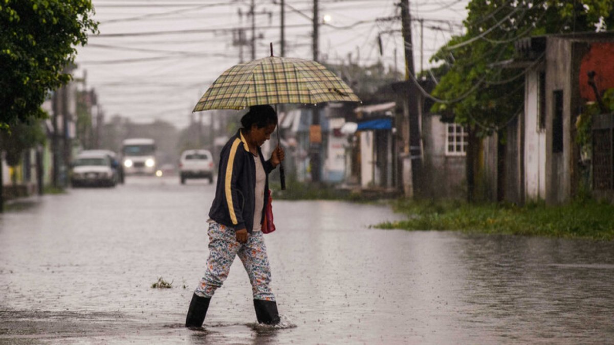 El huracán Milton de categoría 4 deja lluvias «torrenciales» en México