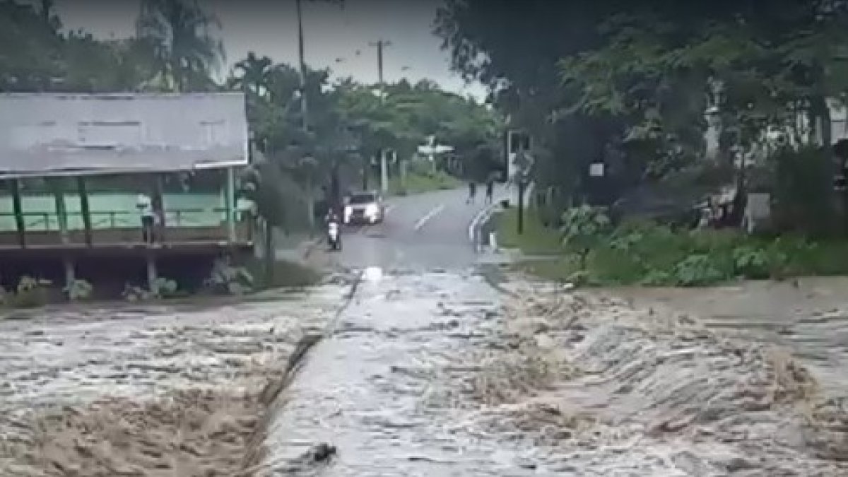 Aguaceros tumban pared y provocan crecida de ríos en Santiago