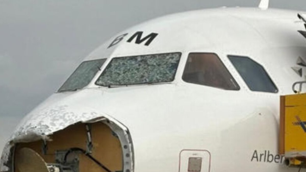 Tormenta de granizo destroza frente de un avión durante aterrizaje con ...