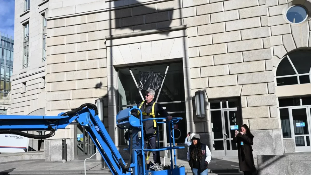La Usaid desaparece en Washington: retiran el letrero de su sede central