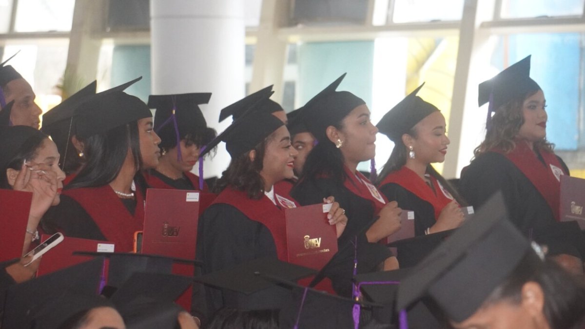 UNEV inviste 940 nuevos profesionales y resalta rol familiar como base ...