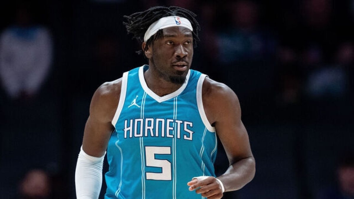 Los Lakers adquieren pívot Mark Williams