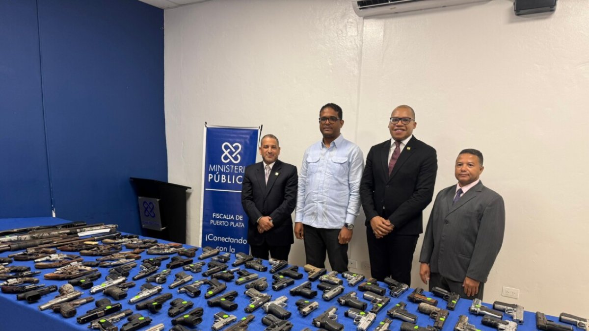 Fiscalía Puerto Plata entrega armas incautadas en la provincia