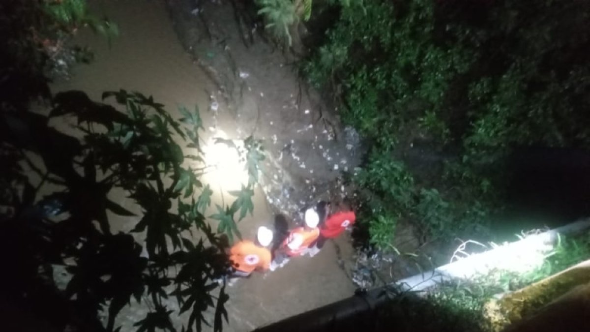 Rescatan cadáver de niño arrastrado por cañada en San Juan
