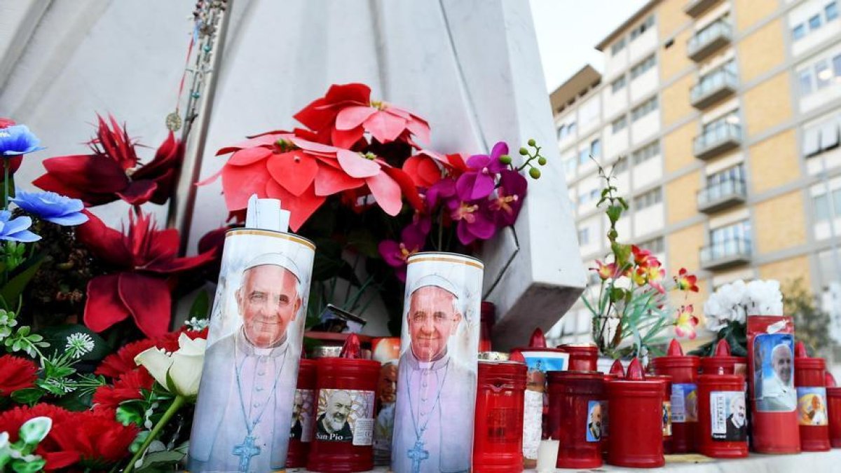 Los fieles rezan por el papa en San Pedro y esperan que se recupere