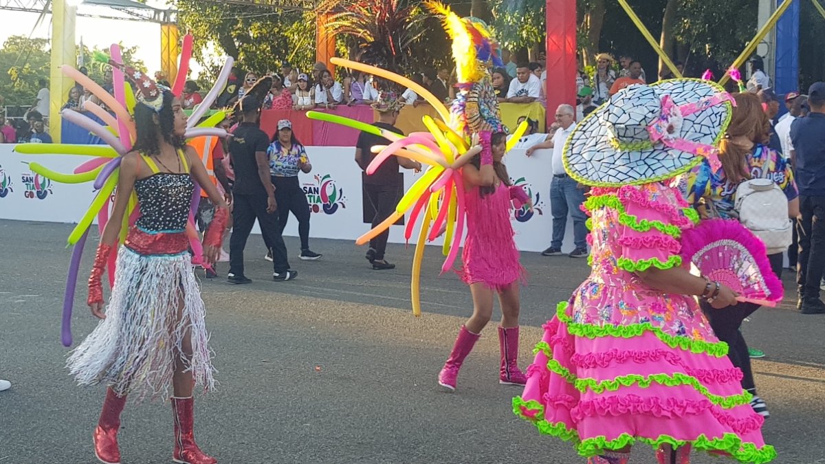 Miles asisten inicio carnaval Santiago