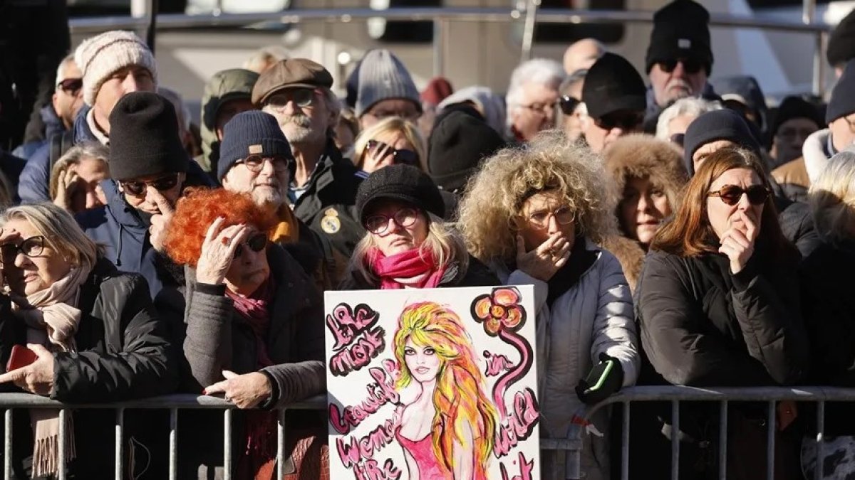 Miles rinden homenaje a Brigitte Bardot en su misa funeral en Saint Tropez