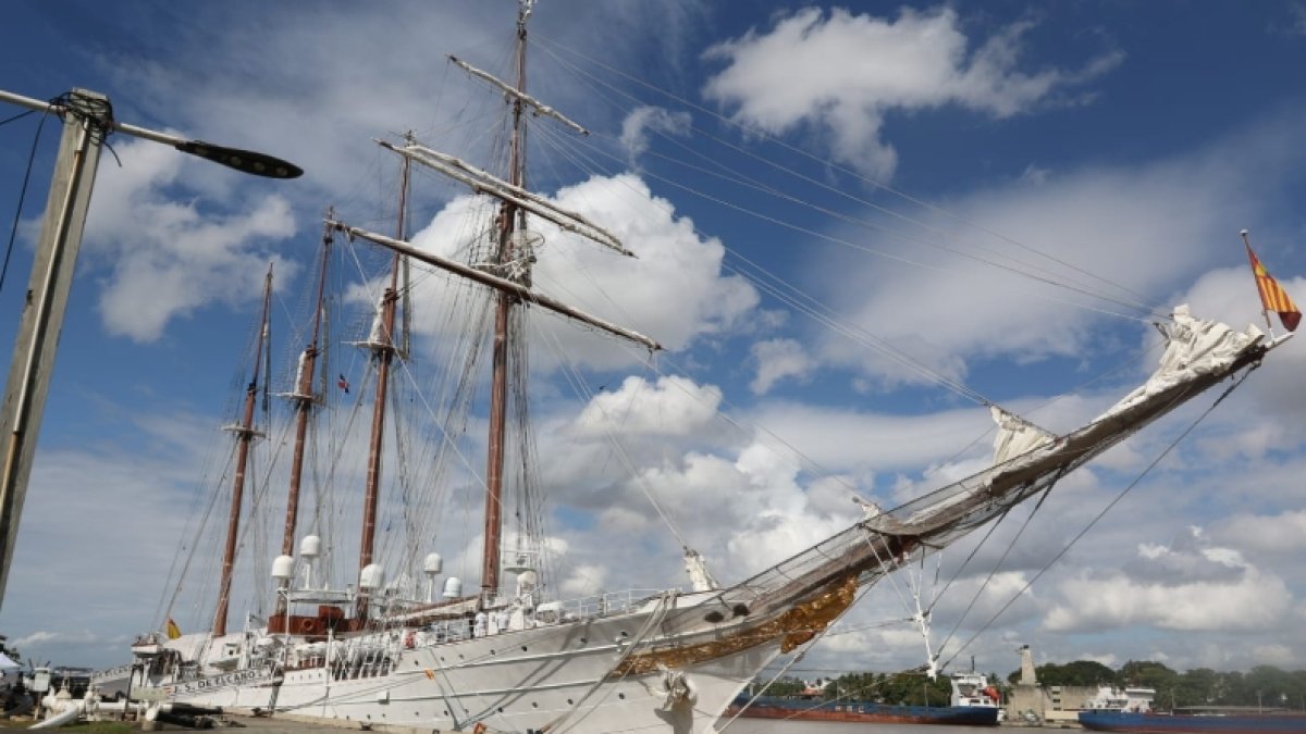 El buque escuela Juan Sebastián de Elcano deja Santo Domingo y zarpa ...