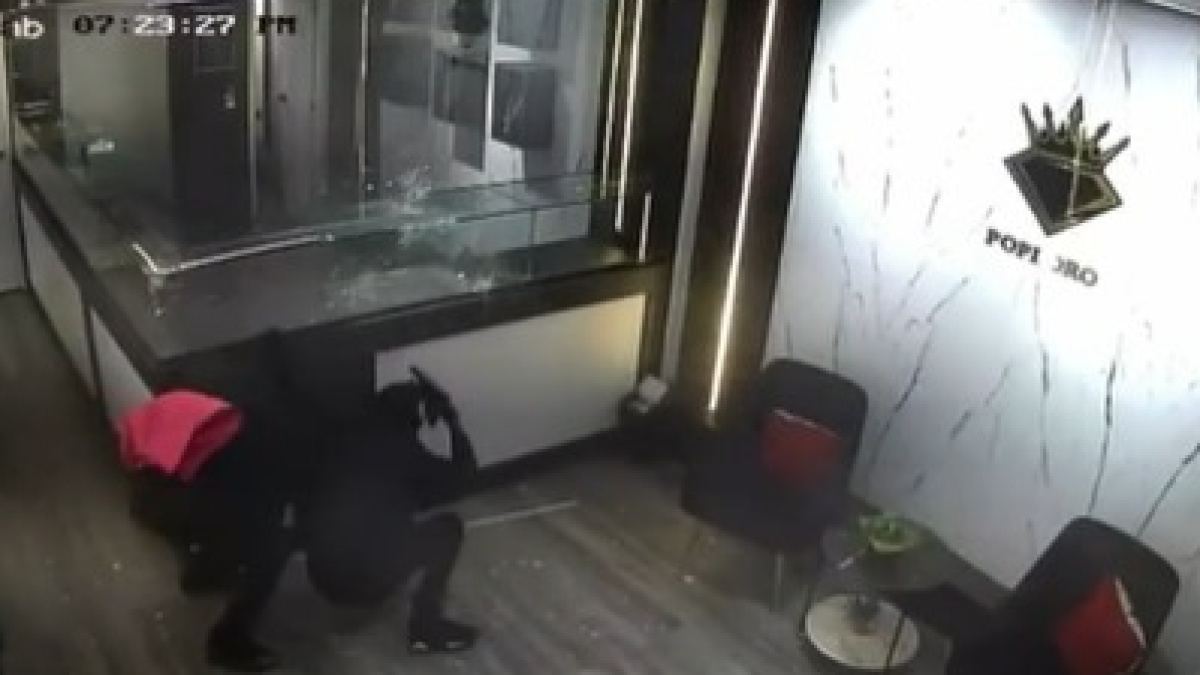 Varios encapuchados atacan a tiros la joyería Popi Oro en Cristo Rey