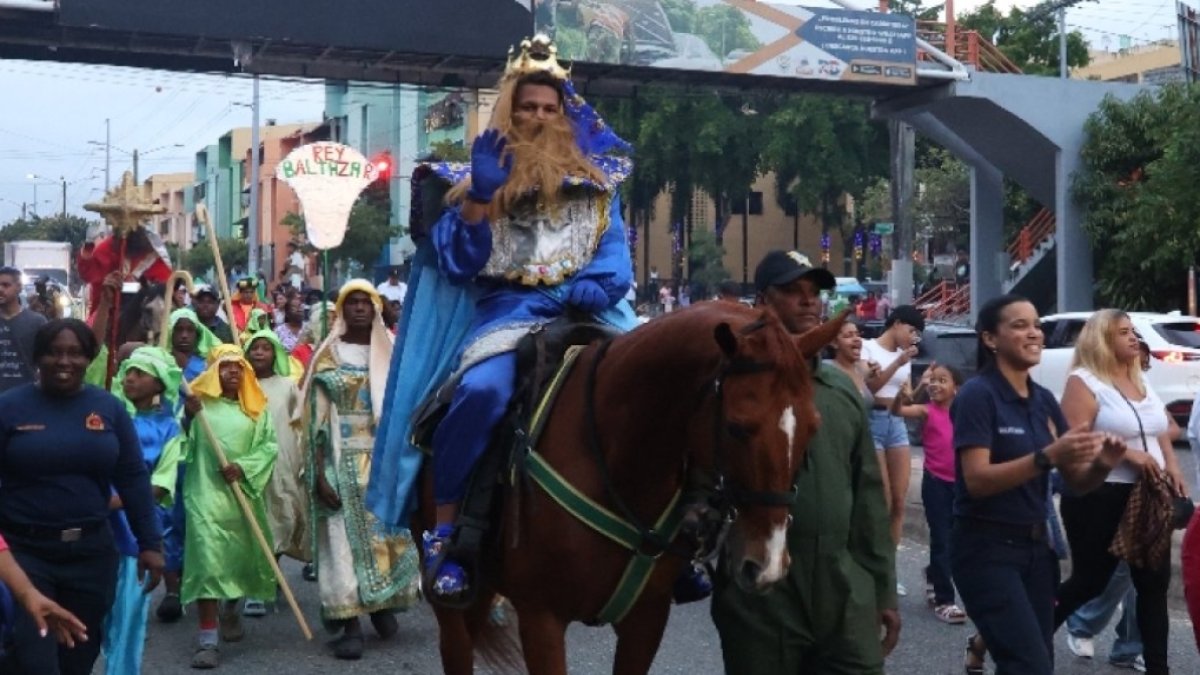 Reyes Magos llenan de alegría calles de Santo Domingo