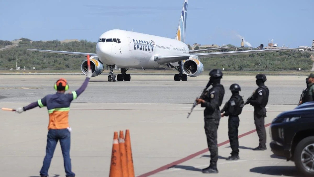 Venezuela recibe primer avión con migrantes deportados por EEUU desde ...