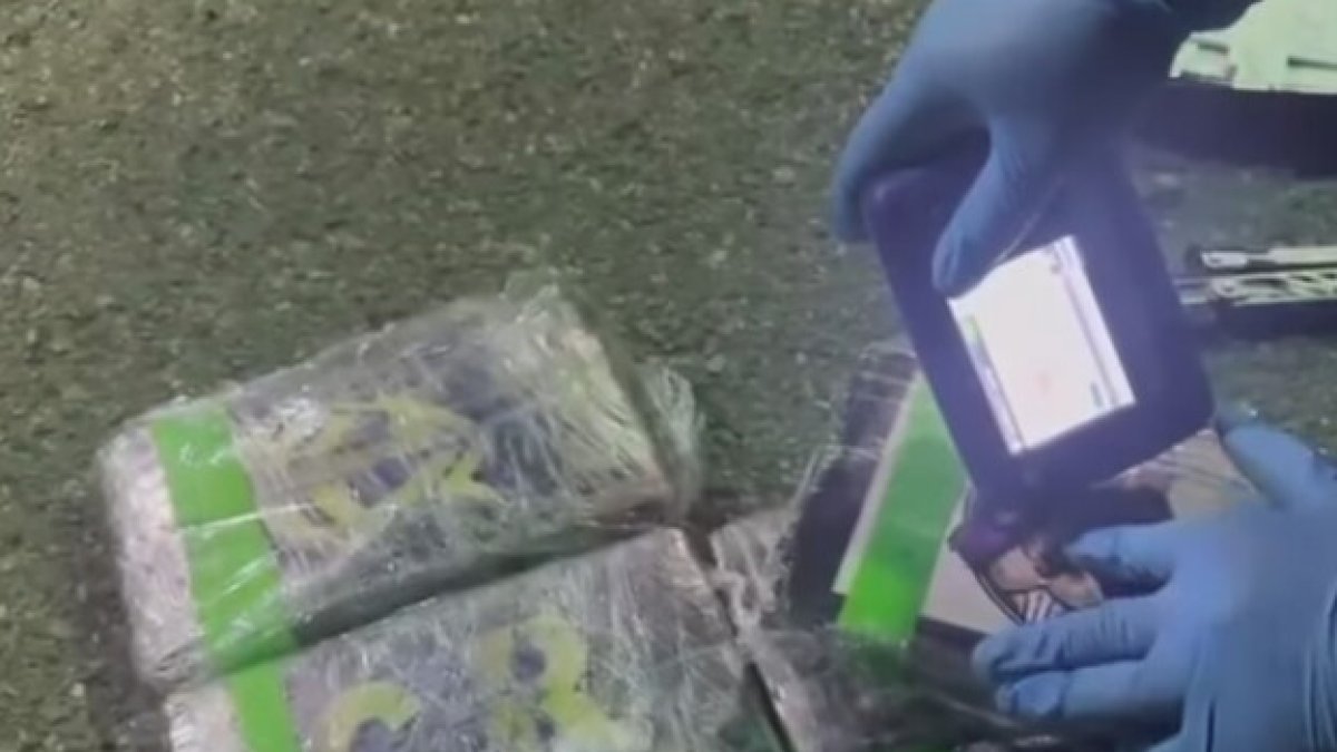 Arrestan hombre con cinco paquetes de presunta cocaína y arma de fuego