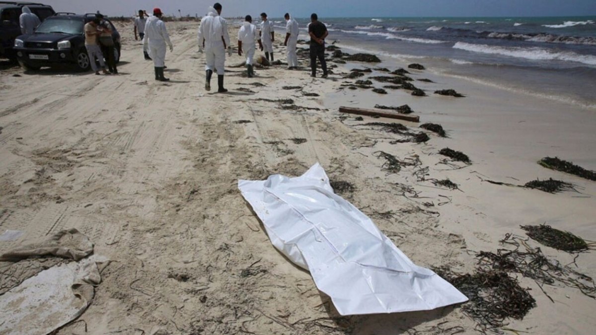 Hallan una fosa común con 21 cadáveres de migrantes en el noreste de Libia