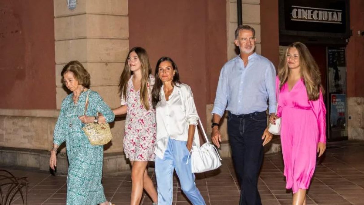 Los reyes y sus hijas van ver “Barbie” en un cine en Palma con la reina ...