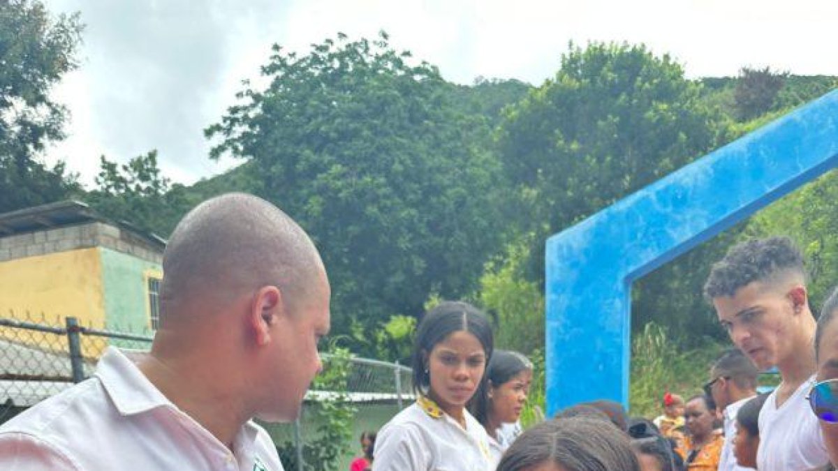 Entregan 4,500 combos útiles a estudiantes San José de Ocoa