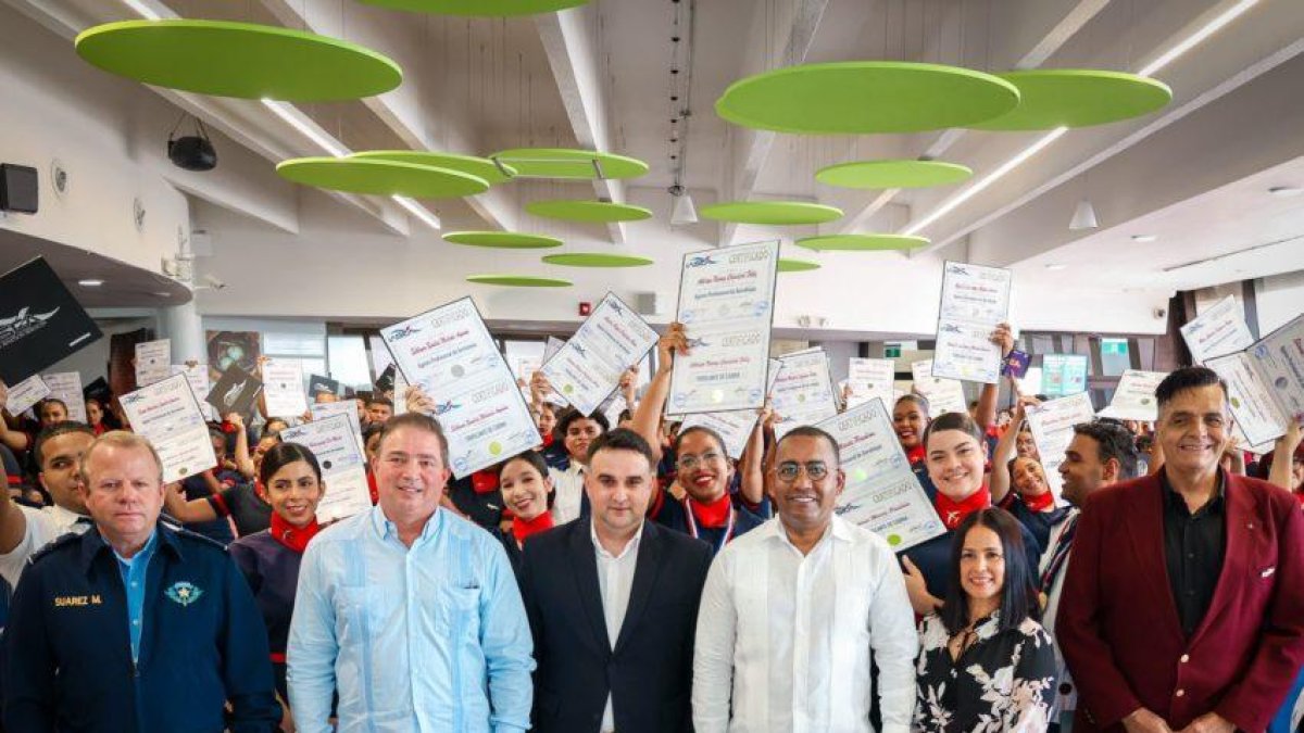 Academia gradúa en pleno vuelo 150 azafatas y agentes de aerolínea en ...