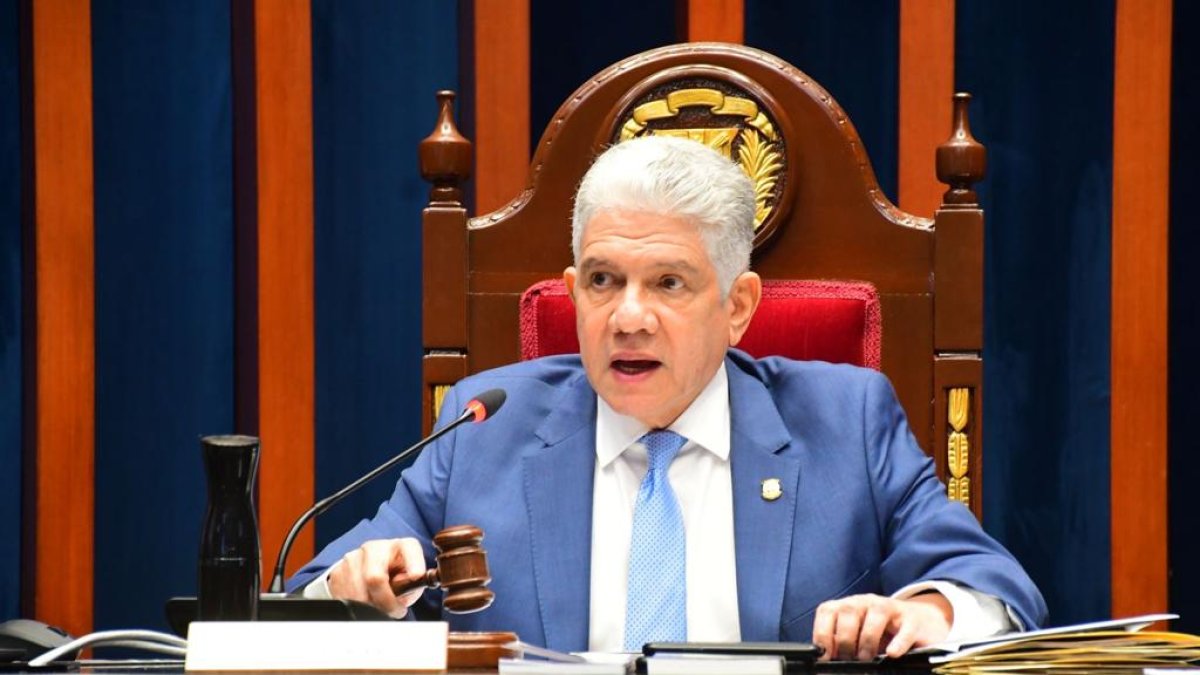 Estrella no repetirá en presidencia Senado ni como candidato por Santiago