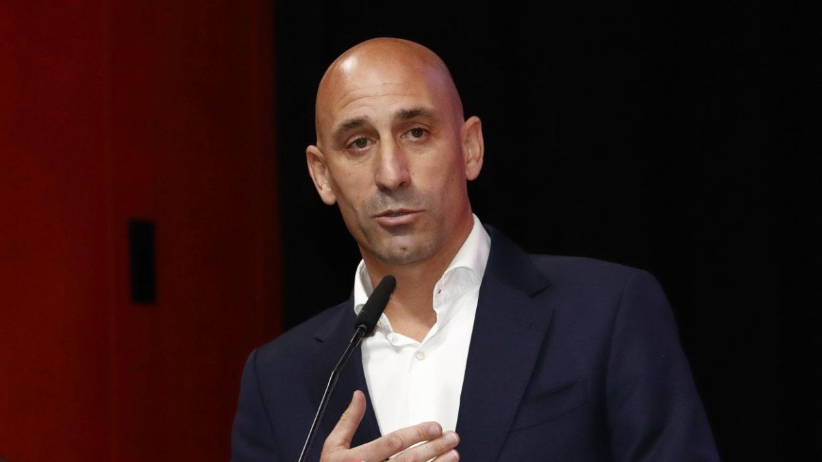 FIFA suspende con carácter provisional a Rubiales por besar futbolista