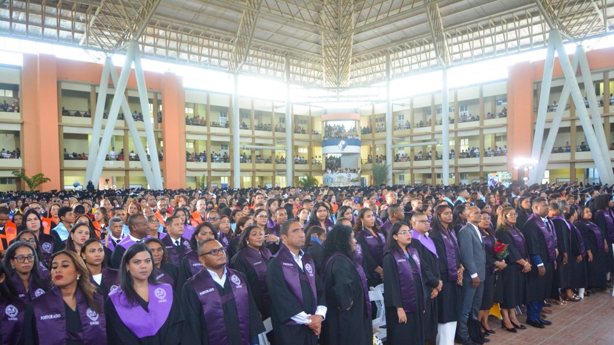 Rector exhorta a graduandos a seguir el ejemplo de egresados destacados ...
