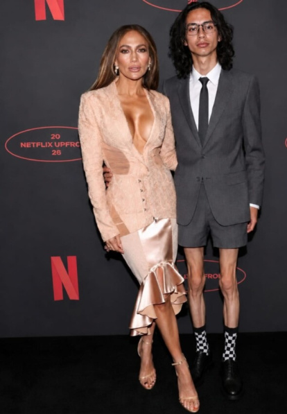 La foto de Jennifer Lopez y su hijo Max que genera debate en redes por ...
