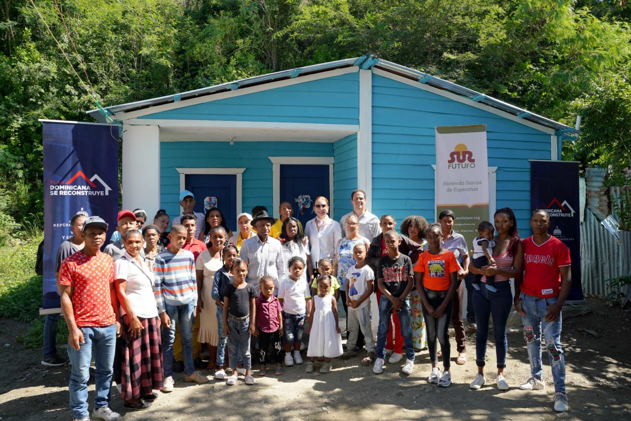 Mived y Sur Futuro entregan viviendas a 20 familias en Azua