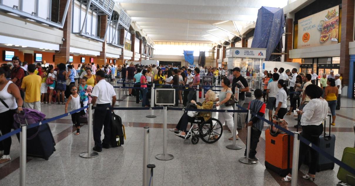 Se quejan en AILA por lentitud en equipajes