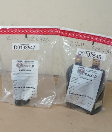Ocupan en AILA 3 botellas llenas cocaína