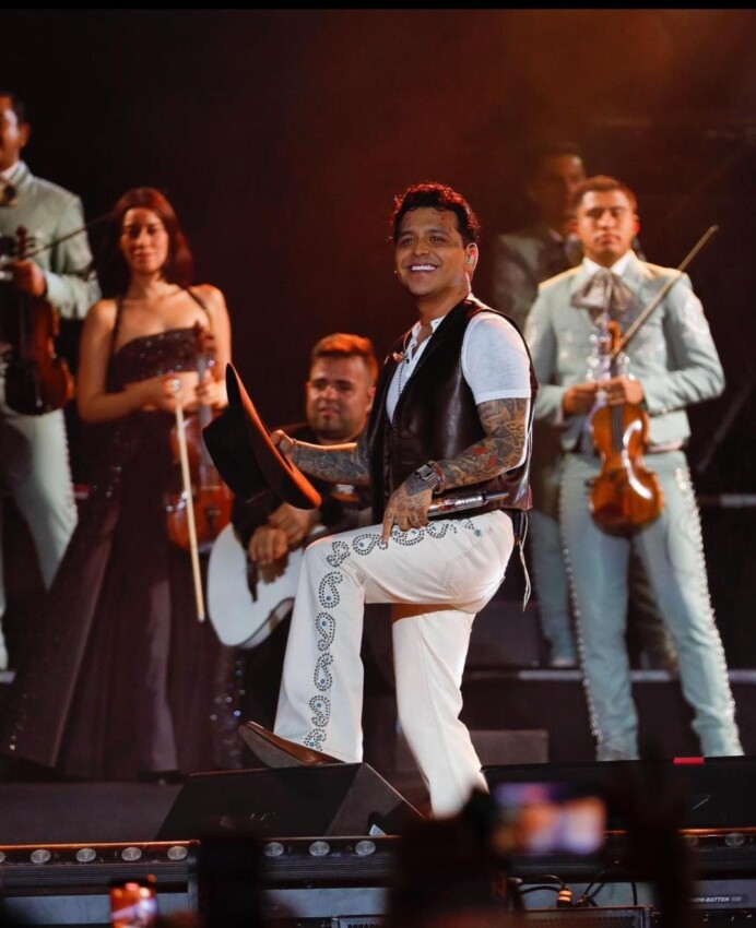 Christian Nodal encanta al público dominicano con su concierto «Pal Cora»