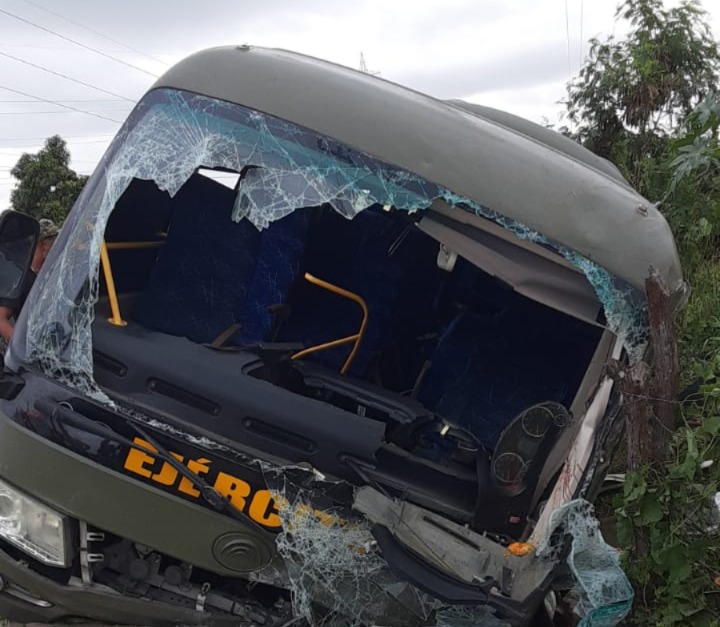 Al menos 8 heridos en accidente de minibús del Ejército en Azua
