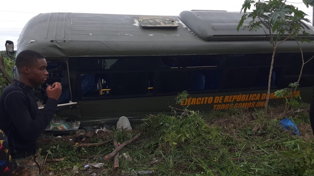 Al menos 8 heridos en accidente de minibús del Ejército en Azua