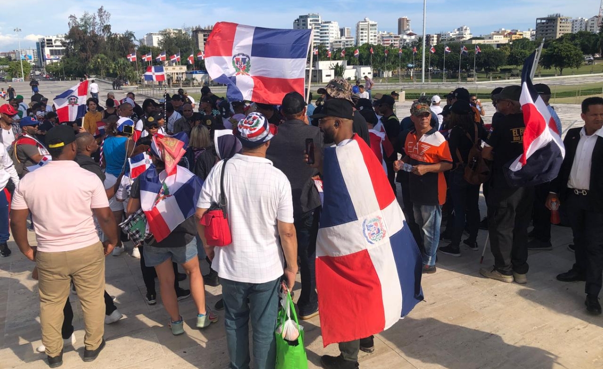 Pese a desmonte de tarima, realizan protesta contra migración haitiana