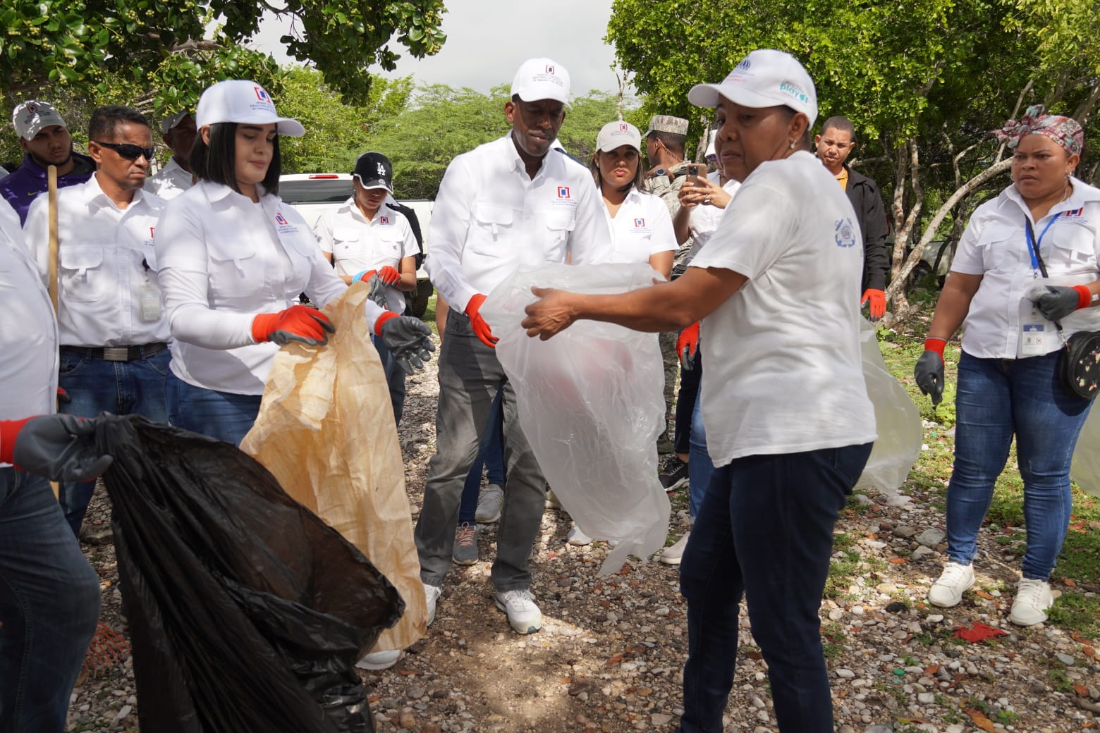 Realizan jornada de limpieza en playa La Caobita de Azua
