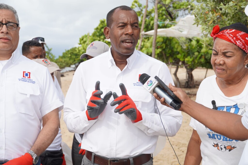 Realizan jornada de limpieza en playa La Caobita de Azua