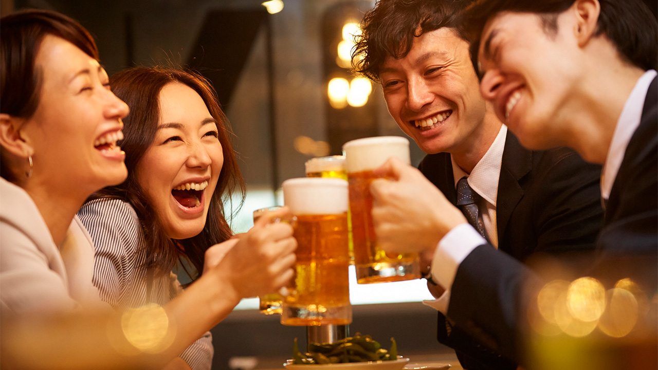 Distrito de Tokio prohibirá beber alcohol en la calle de forma permanente
