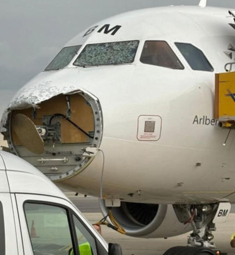 Tormenta de granizo destroza frente de un avión durante aterrizaje con ...