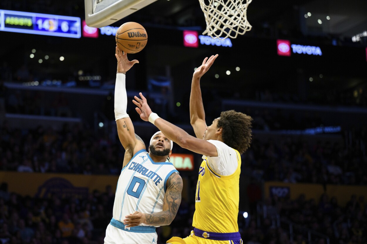Hornets sorprenden a los Lakers 100-97