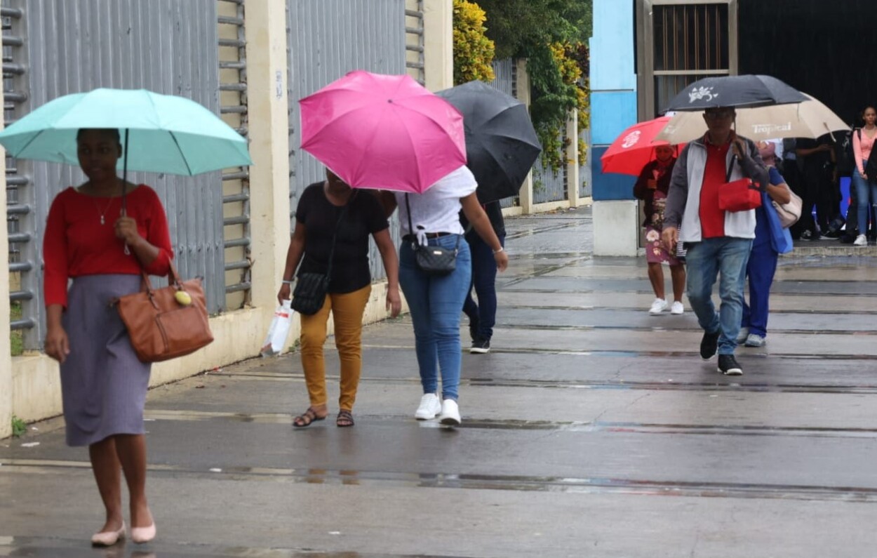 Pronostican lluvias pasajeras y oleaje anormal en las costas