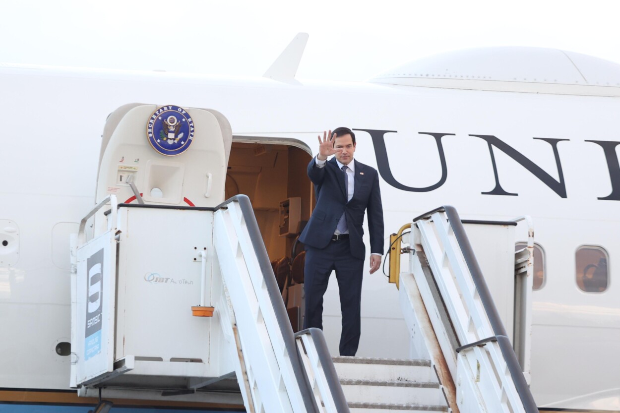 Problema mecánico de avión retrasa viaje de Marco Rubio a Múnich