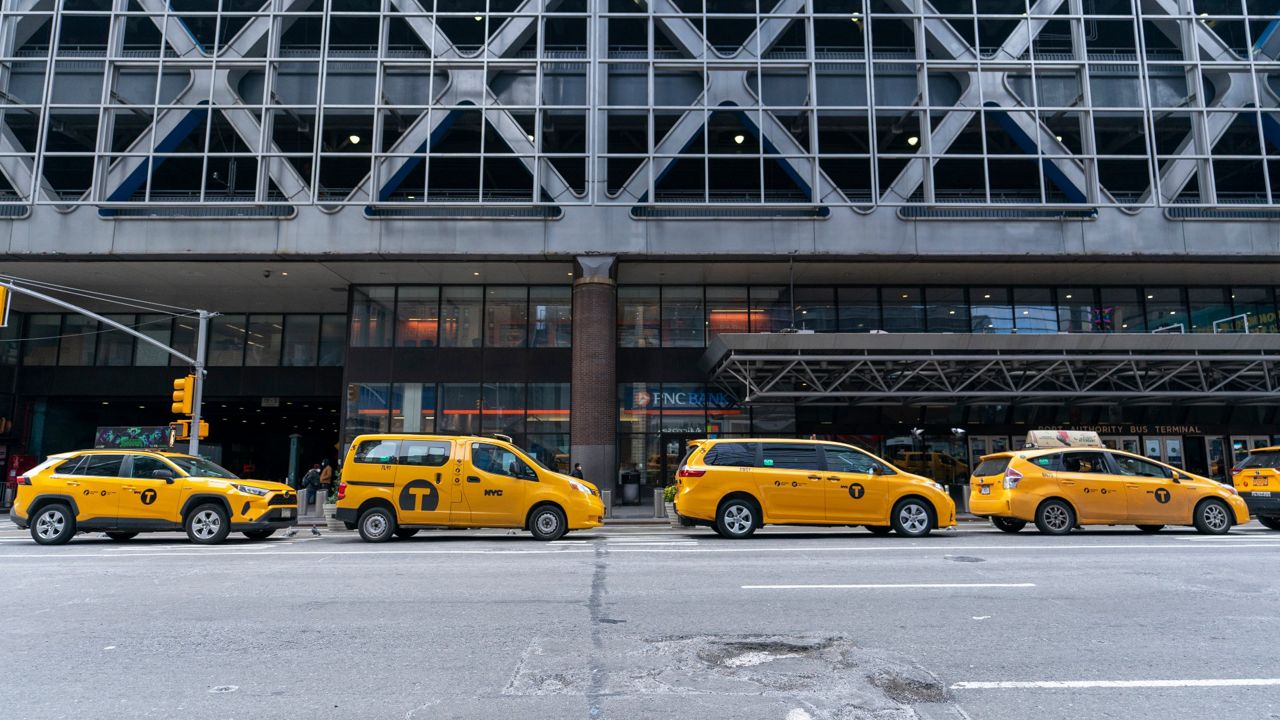 Reitera petición de doble parqueo para taxistas