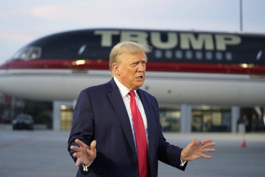 Trump, desafiante y con el ceño fruncido en su primera foto policial