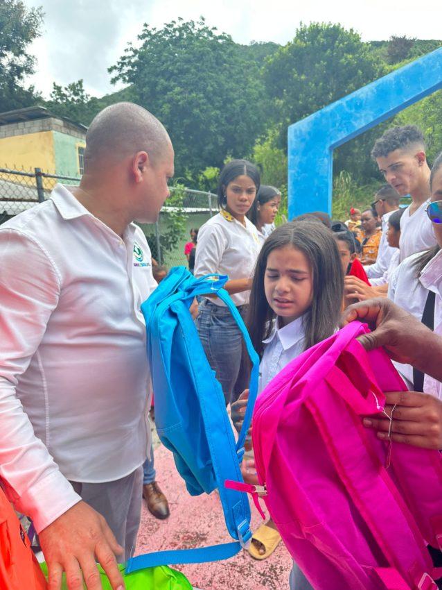Entregan 4,500 combos útiles a estudiantes San José de Ocoa