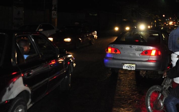 Apagones mantienen en zozobra habitantes GSD