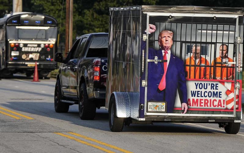 Trump es fichado y fotografiado tras entregarse en cárcel de Atlanta