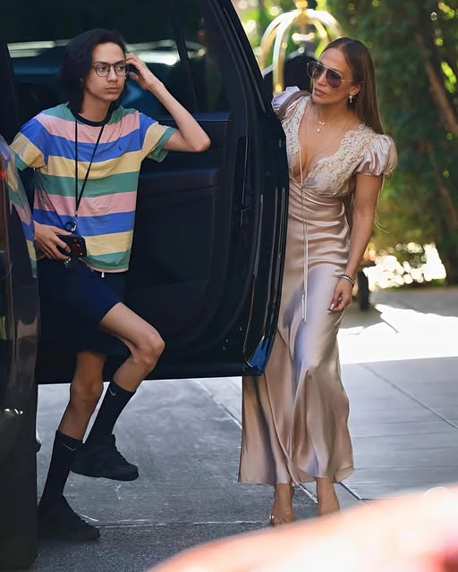La foto de Jennifer Lopez y su hijo Max que genera debate en redes por ...